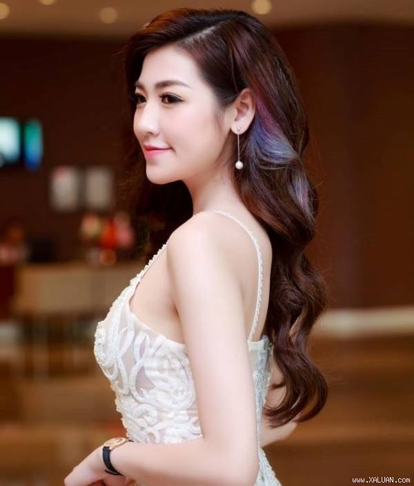 Những cô gái bén duyên nghề MC sau khi nổi tiếng