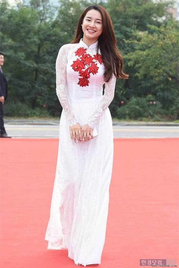 Sốc trước kích cỡ vòng một của Nhã Phương qua loạt váy áo gợi cảm