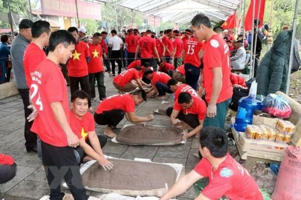 Earth firecrackers resound at the Con Son Kiep Bac Spring Festival in ...