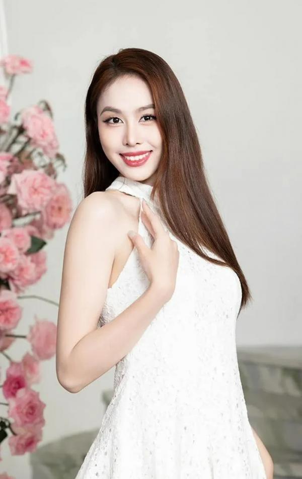 Á hậu xứ Thanh trong hội bạn thân với Đỗ Thị Hà, sau 2 năm đăng quang “thăng hạng” nhan sắc